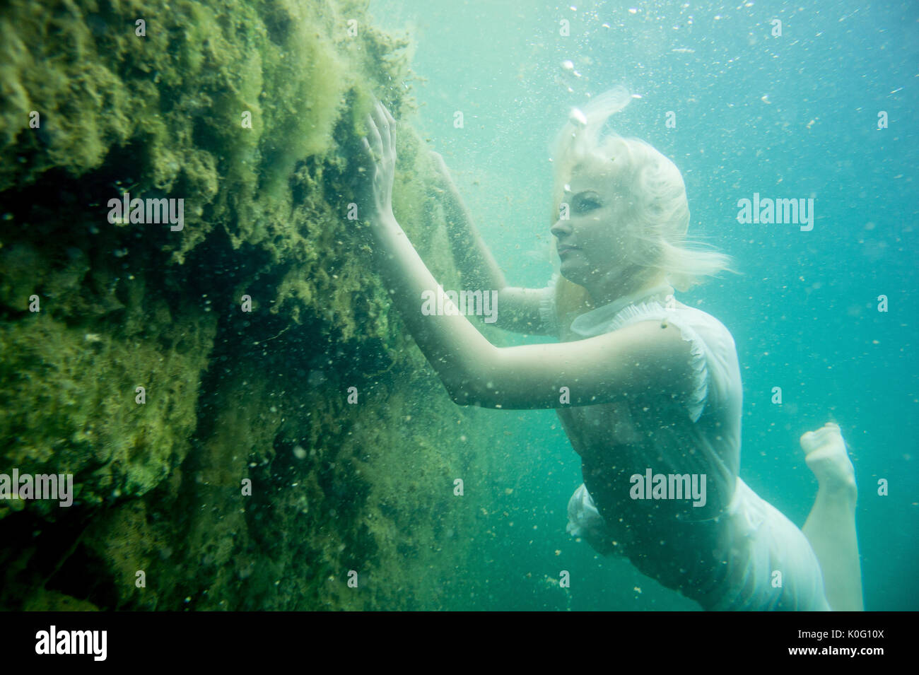 Eine Schwimmende Frau Unterwasser Portrait Mädchen In Weißem Kleid Im