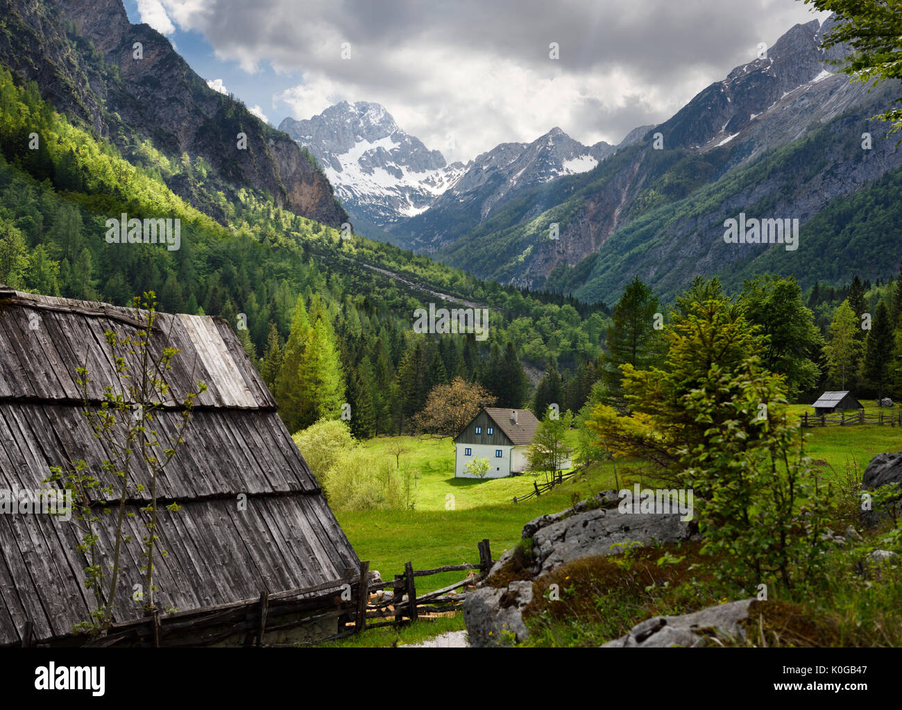 Die schneebedeckten Gipfel Grintovec Bavski im Triglav Nationalpark ...
