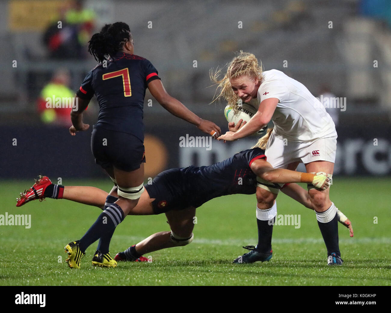 England's Frauen Alex Matthews wird von Frankreich Frau Marjorie Mayas ...