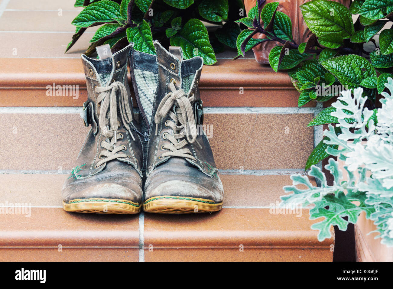 Alte abgenutzte stiefel -Fotos und -Bildmaterial in hoher Auflösung – Alamy