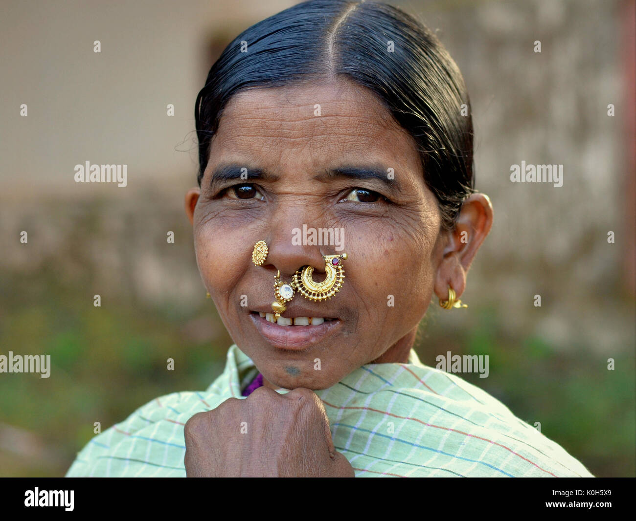 Goldener nasenring -Fotos und -Bildmaterial in hoher Auflösung – Alamy