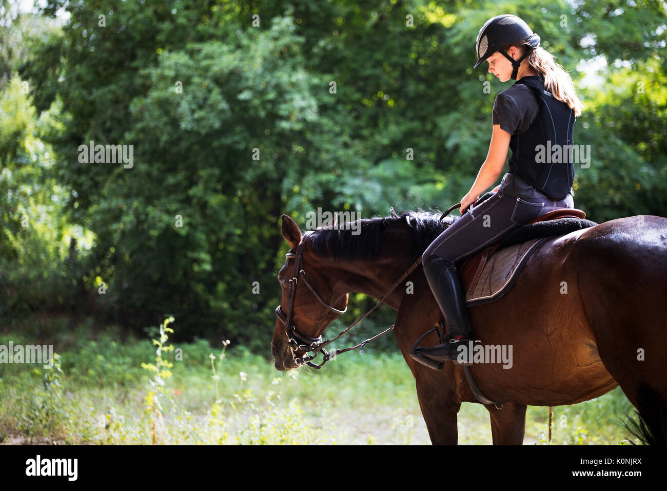Pretty blonde woman riding horseback -Fotos und -Bildmaterial in hoher ...