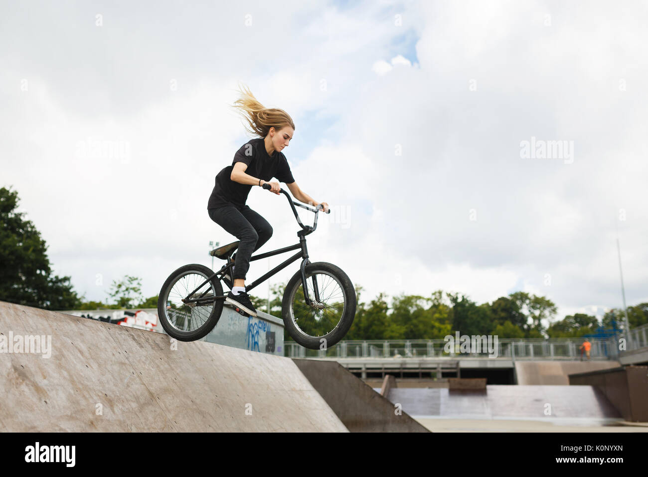 Bmx fahrer springen -Fotos und -Bildmaterial in hoher Auflösung – Alamy