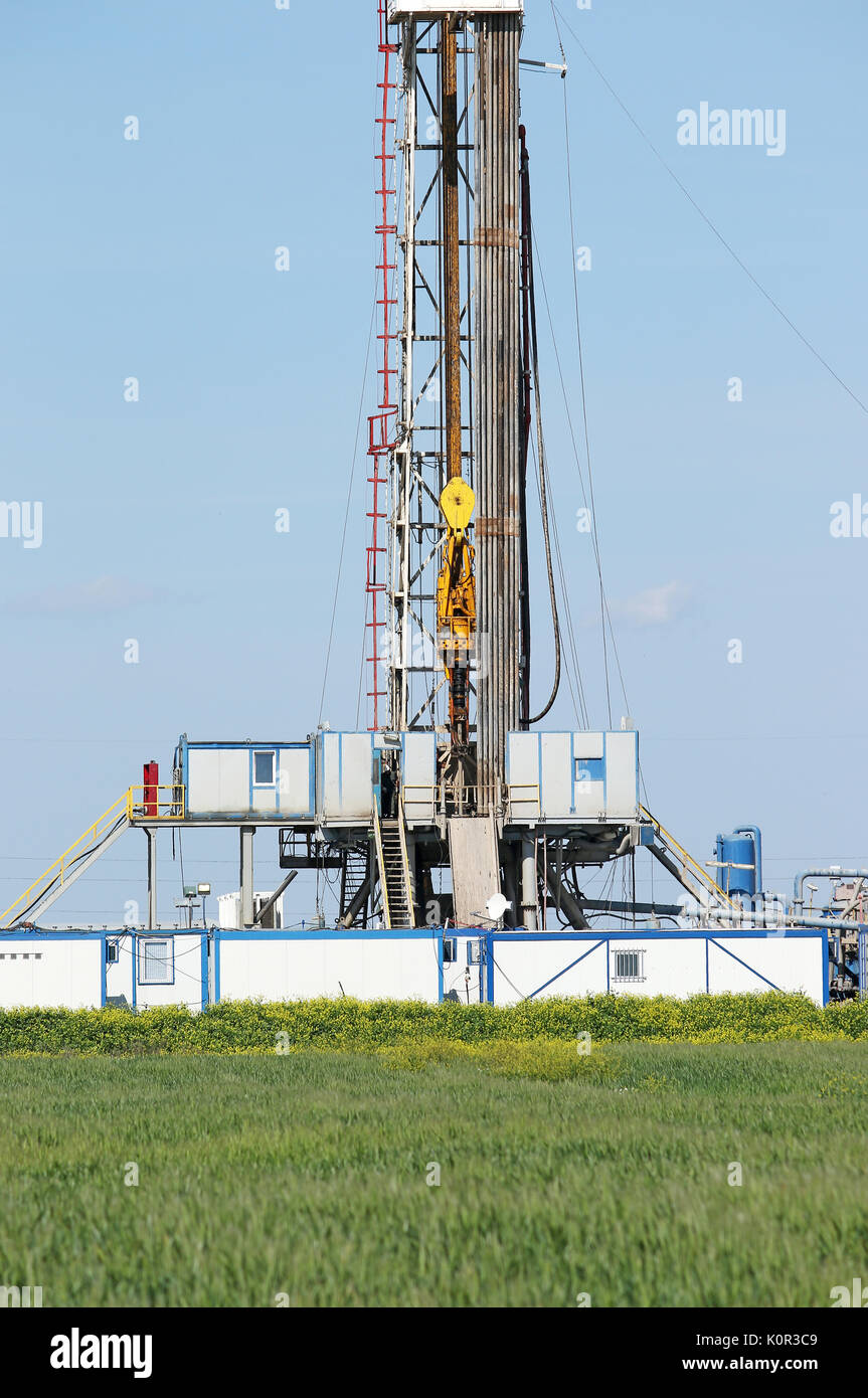 Large offshore oil rig platform -Fotos und -Bildmaterial in hoher ...