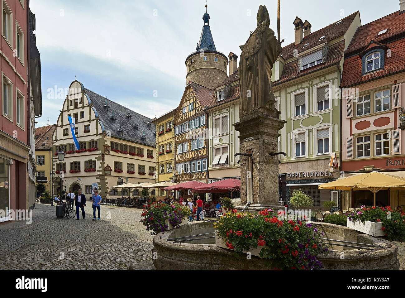 Rathaus auf dem Markt mit den Brunnen und den Turm in Kitzingen ...
