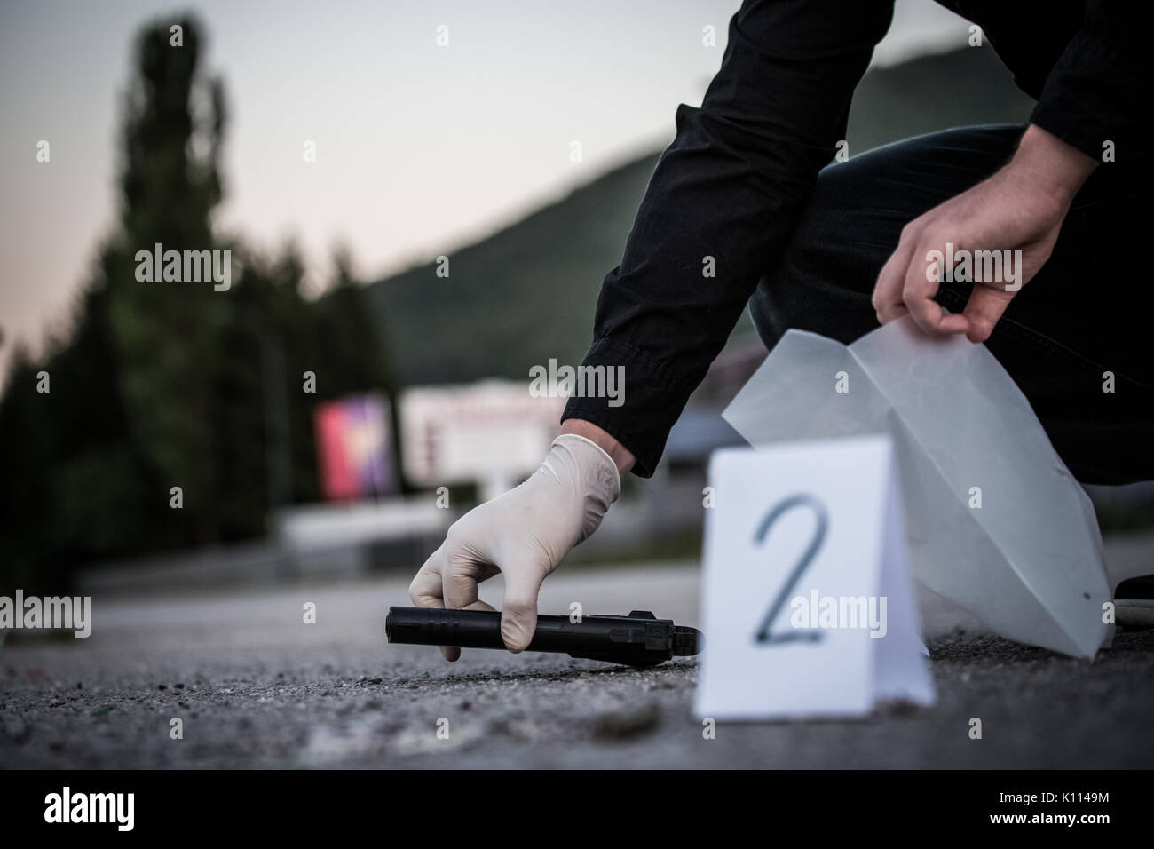 Der Tatort, Mord, Untersuchung, Polizei findet die Waffe durch den ...