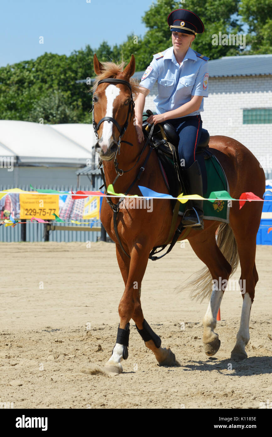 Police woman riding horse -Fotos und -Bildmaterial in hoher Auflösung ...