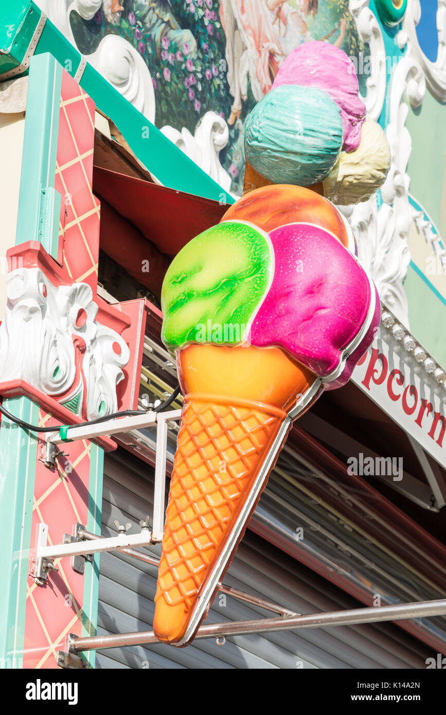 Plastic ice cream cornet -Fotos und -Bildmaterial in hoher Auflösung ...