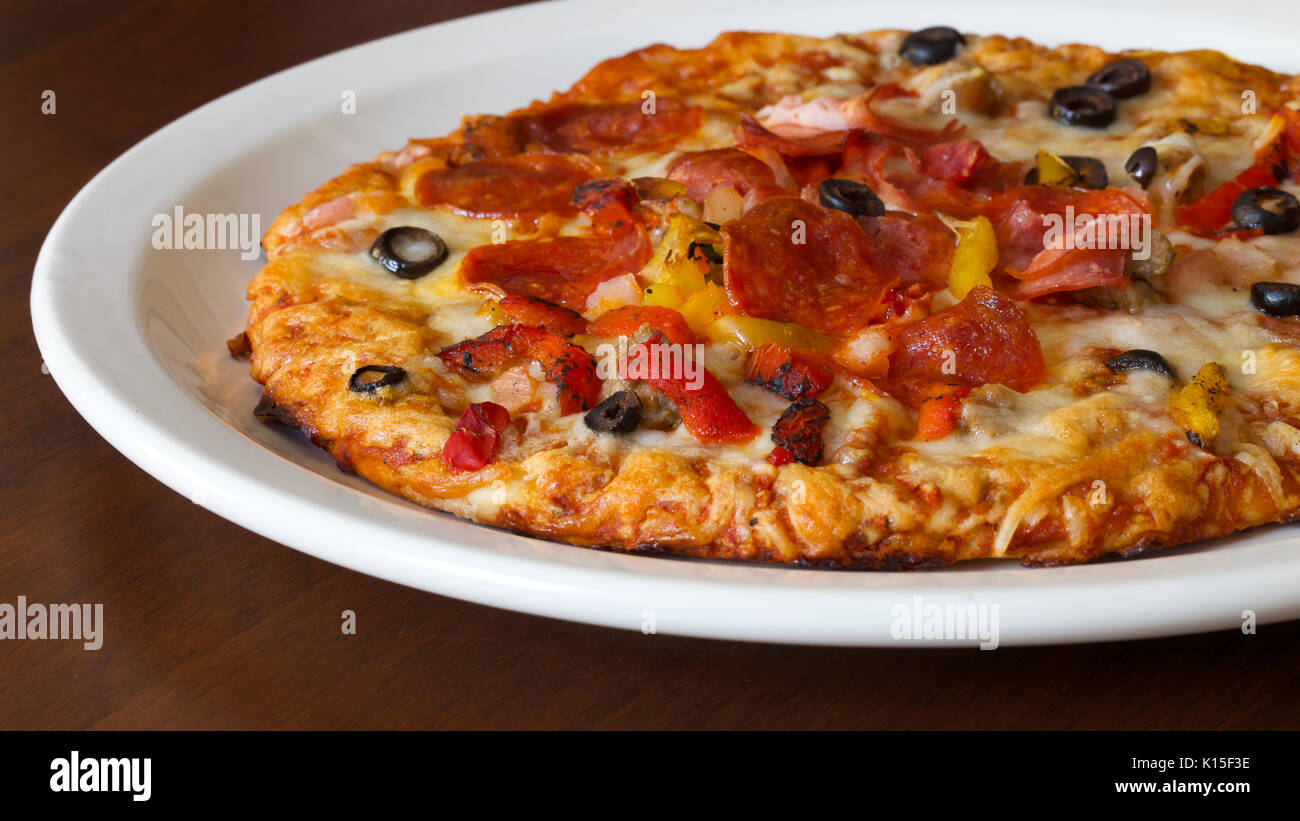 Top Supreme Pizza mit Salami, Wurst, Speck, Paprika, Zwiebel und ...