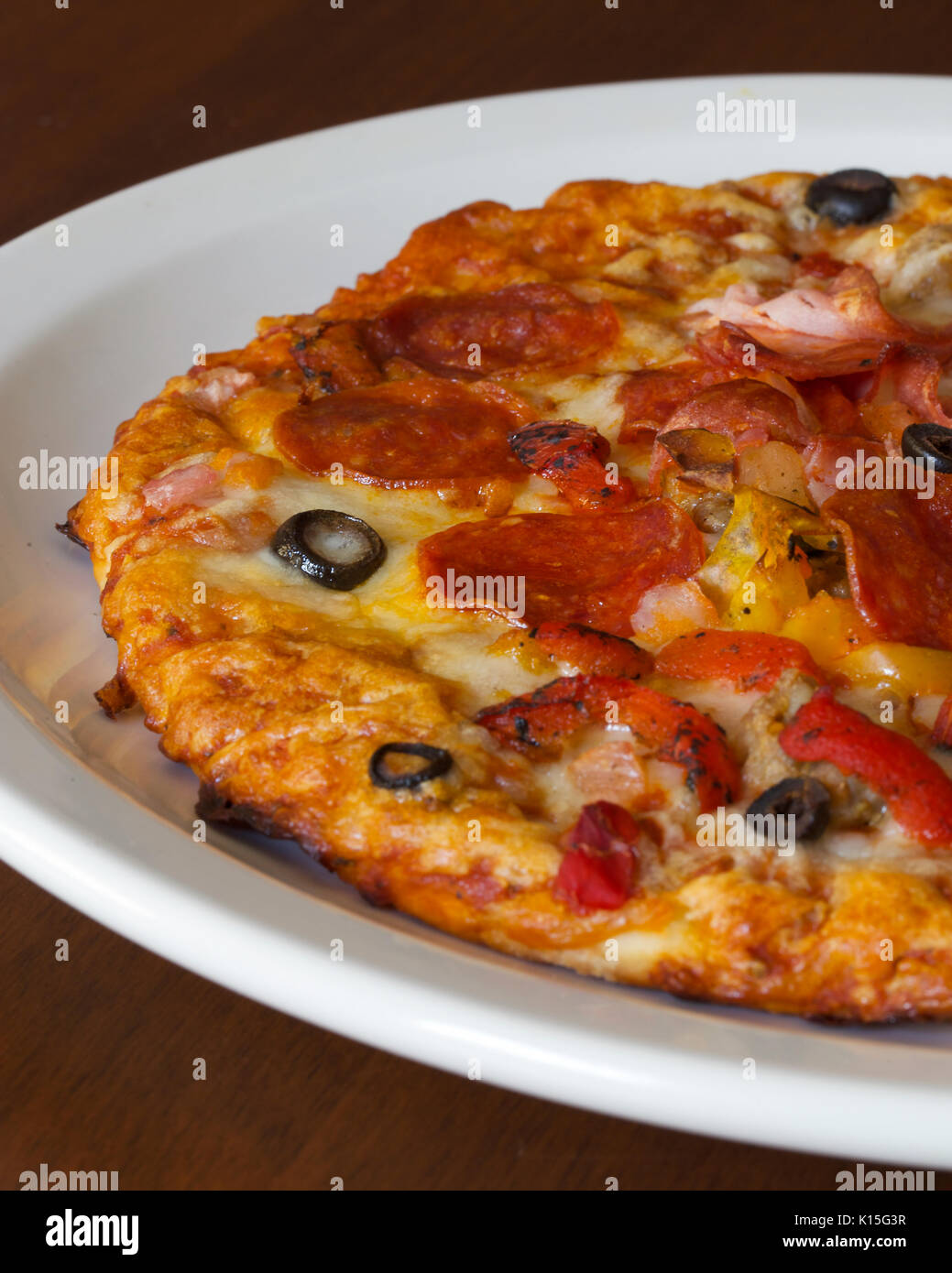 Top Supreme Pizza mit Salami, Wurst, Speck, Paprika, Zwiebel und ...