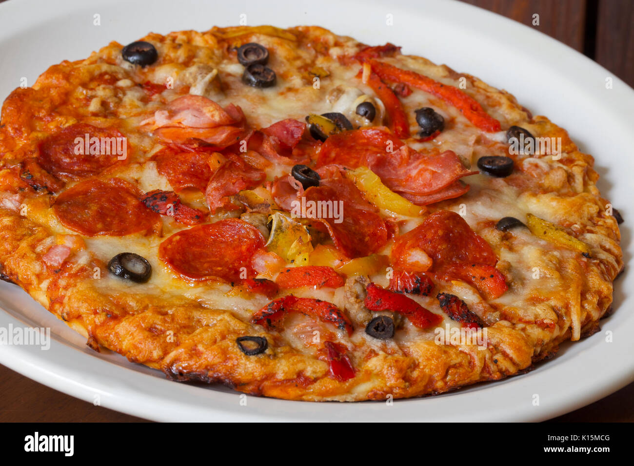 Top Supreme Pizza mit Salami, Wurst, Speck, Paprika, Zwiebel und ...
