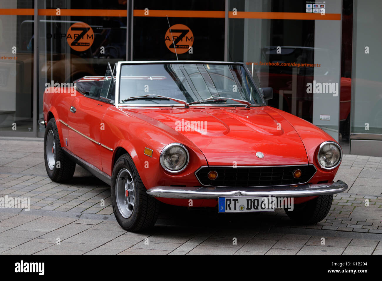Oldtimer fiat 124 -Fotos und -Bildmaterial in hoher Auflösung – Alamy