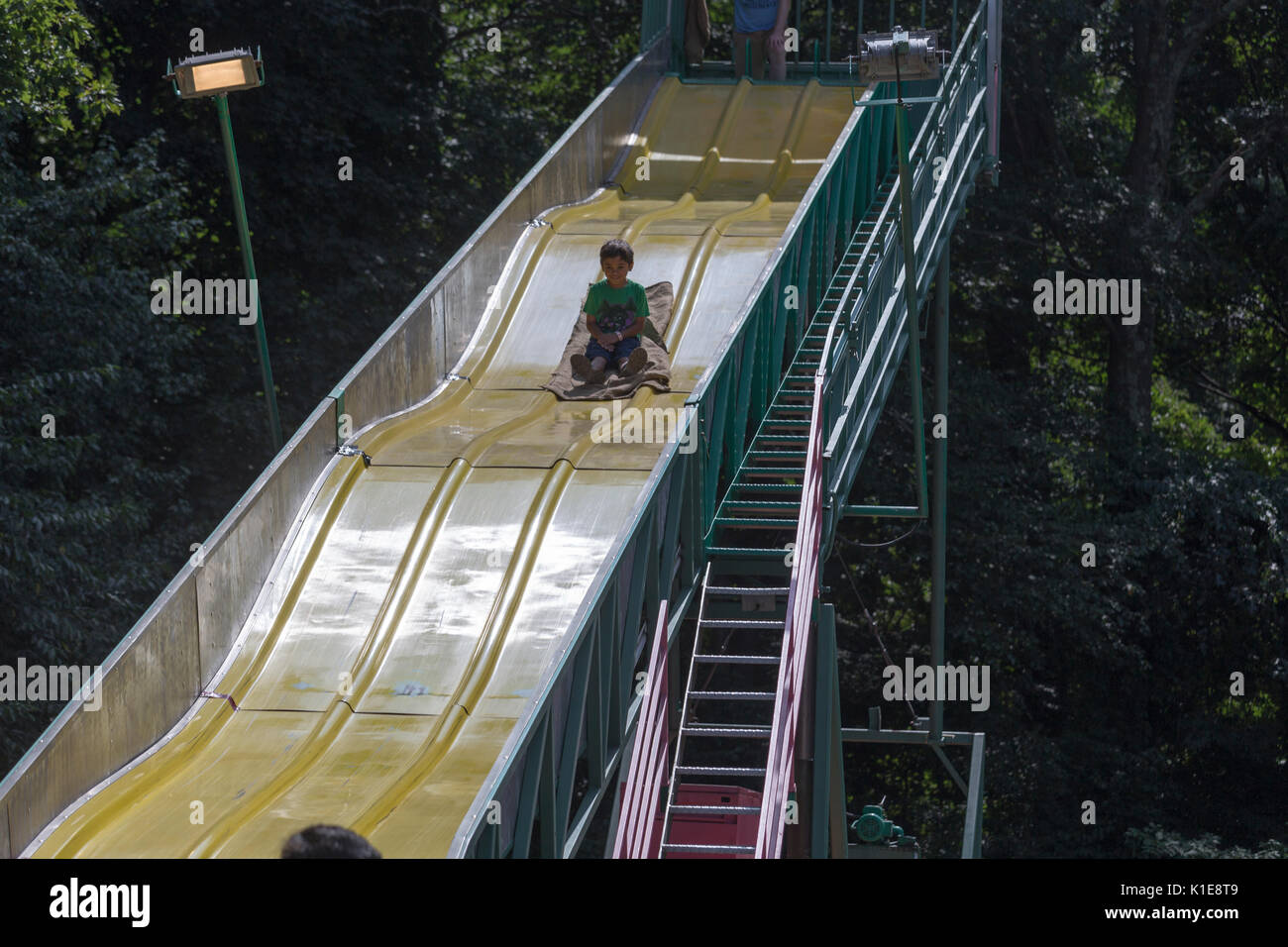 Kind kommt die rutsche herunter -Fotos und -Bildmaterial in hoher ...