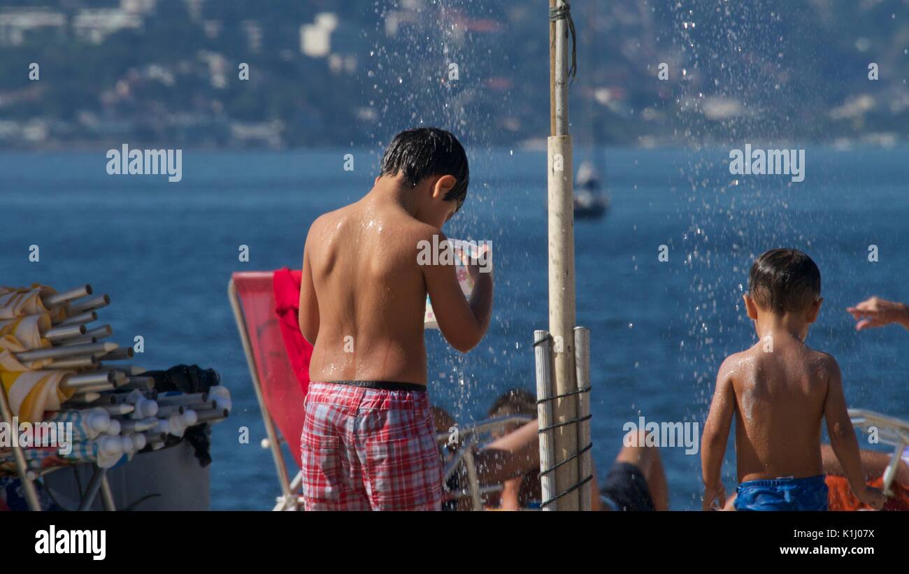 Junge am duschen -Fotos und -Bildmaterial in hoher Auflösung – Alamy