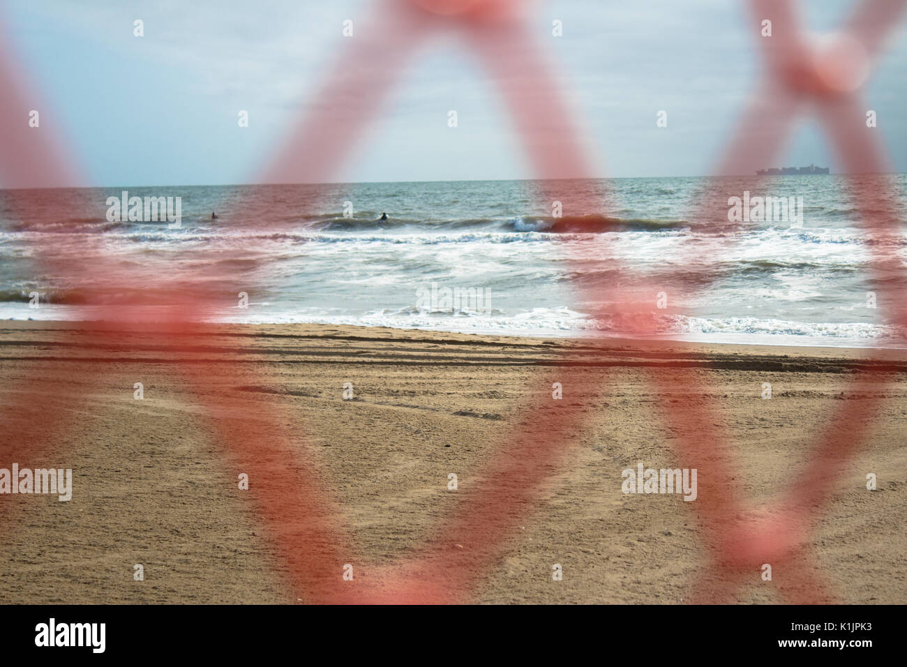 Blick durch ein loch -Fotos und -Bildmaterial in hoher Auflösung – Alamy