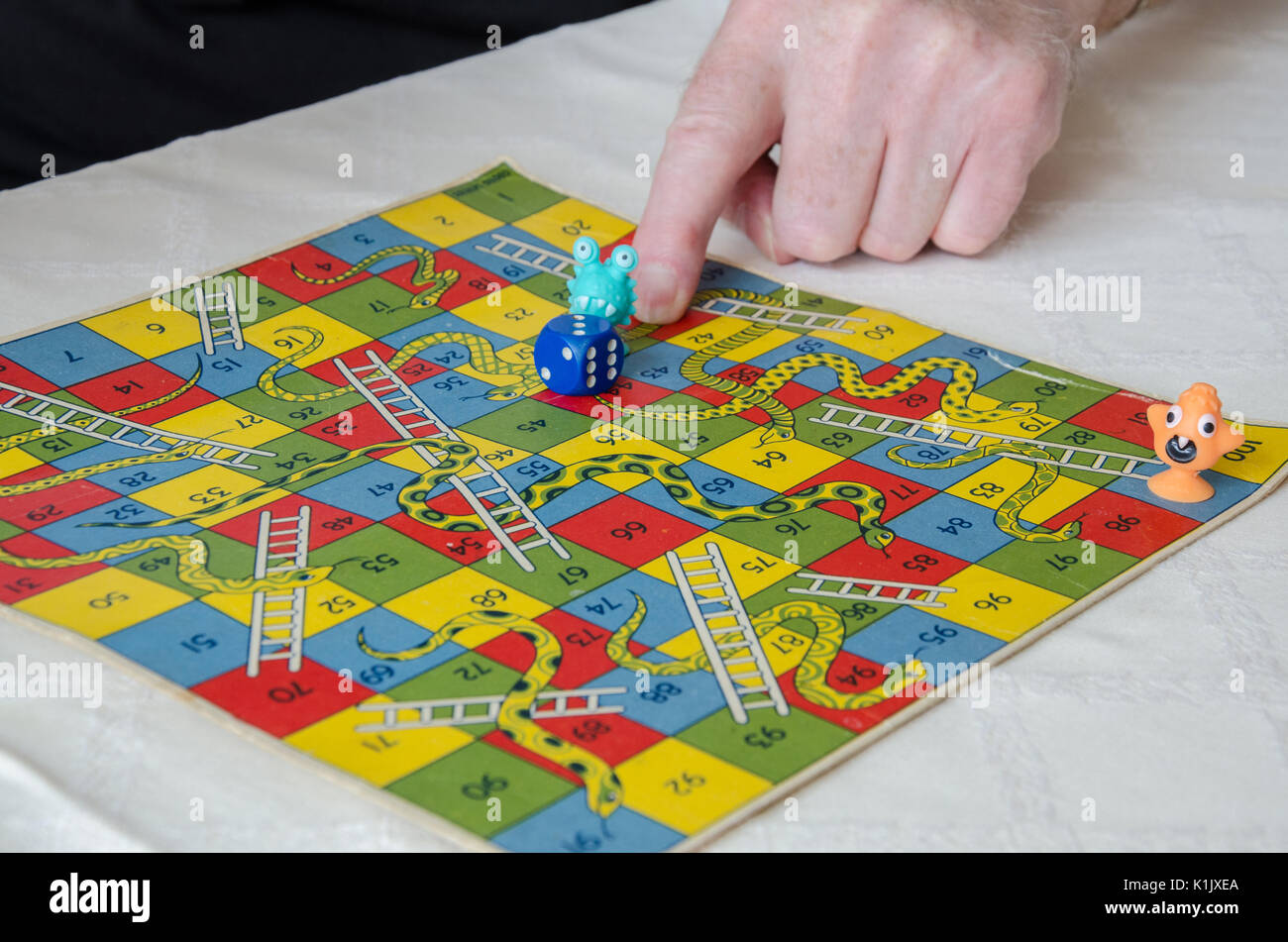 Snakes and ladders board game -Fotos und -Bildmaterial in hoher ...