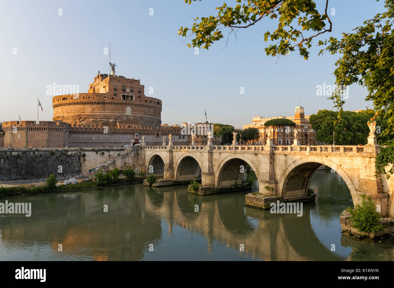 Der fluss tiber castel sant -Fotos und -Bildmaterial in hoher Auflösung ...