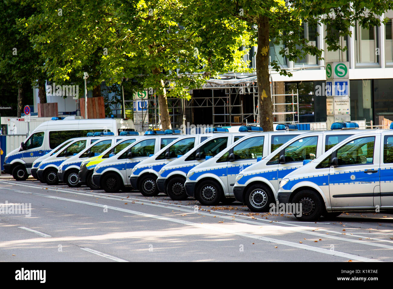 Eine Linie von Mercedes Polizei Autos außerhalb von einem Ort Station ...