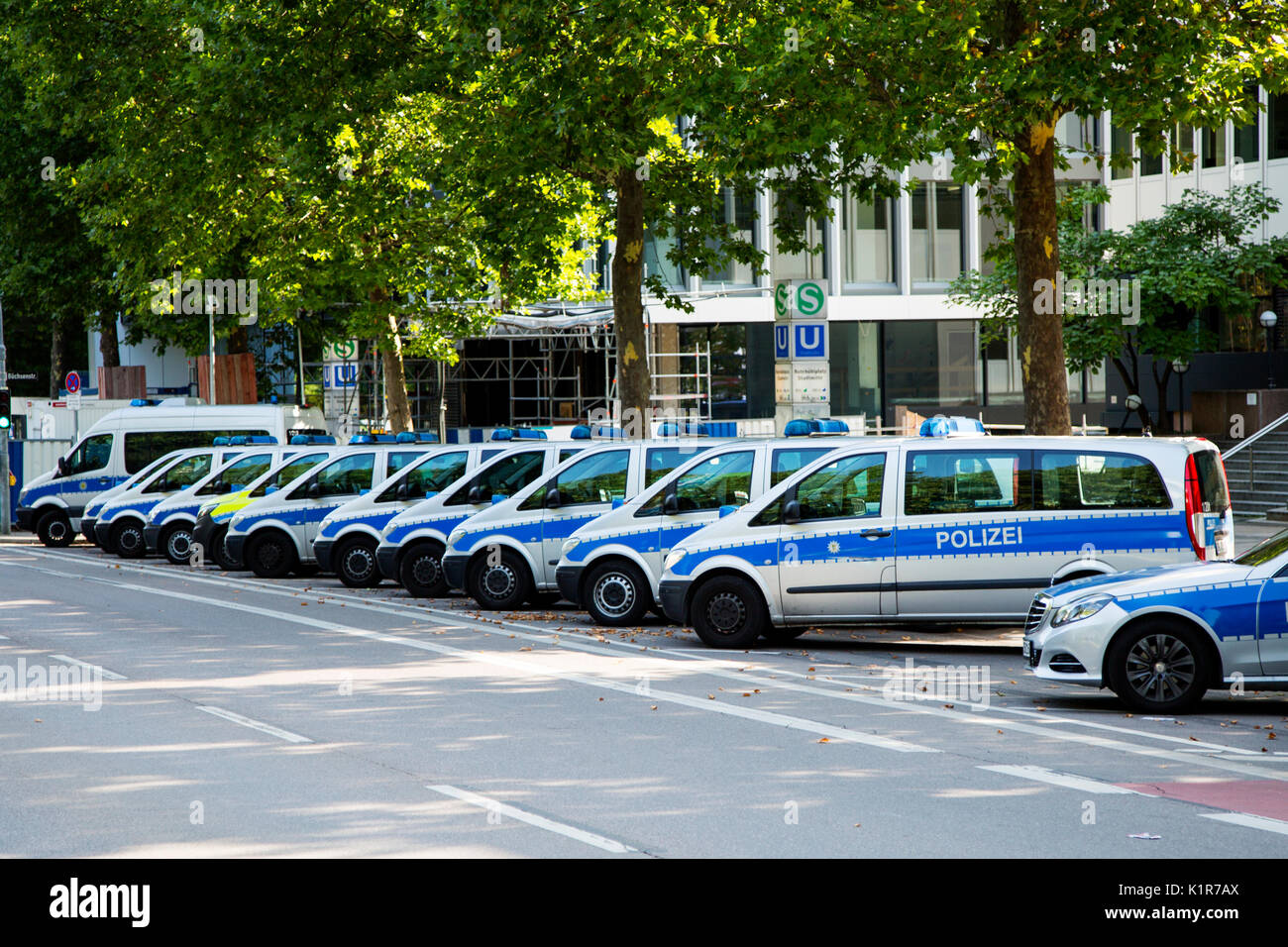 Eine Linie von Mercedes Polizei Autos außerhalb von einem Ort Station ...