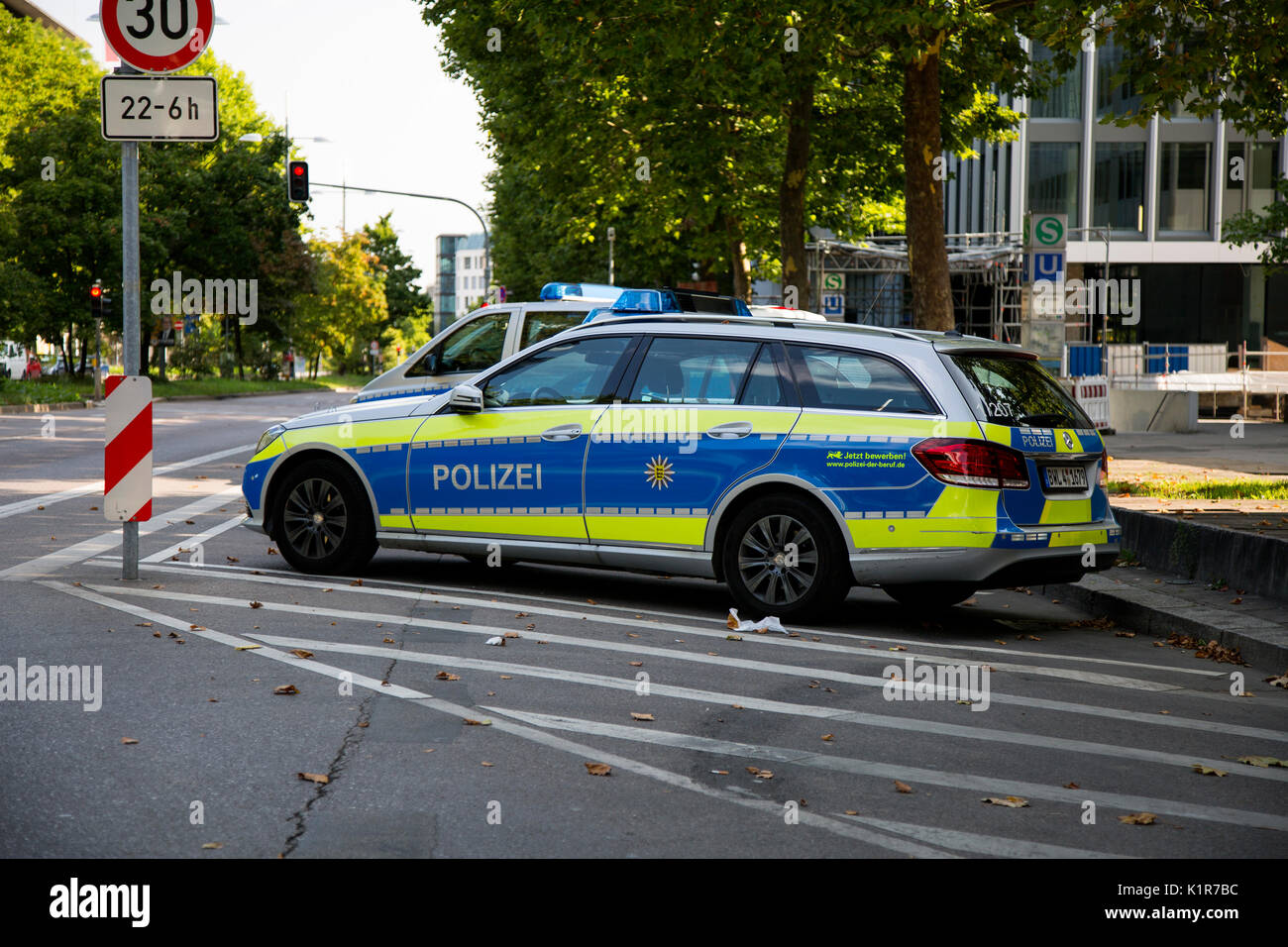 Eine Linie von Mercedes Polizei Autos außerhalb von einem Ort Station ...