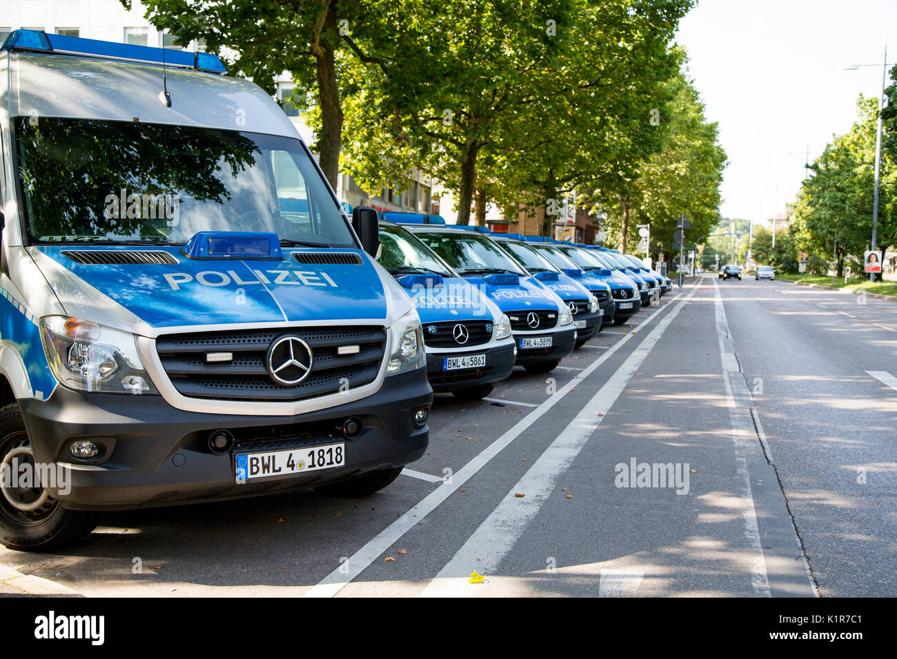 Eine Linie von Mercedes Polizei Autos außerhalb von einem Ort Station ...