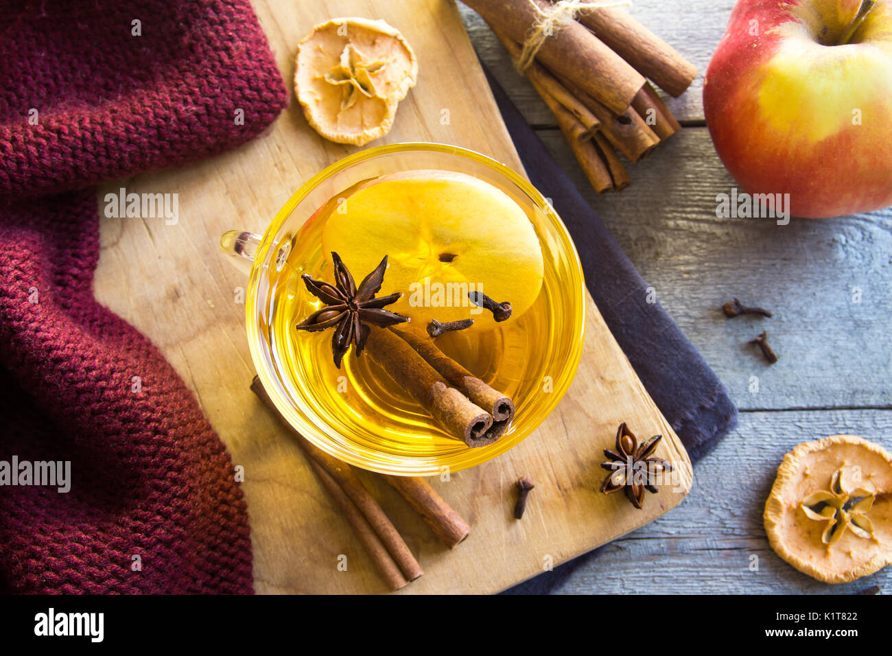 Heißes Getränk (Apple Tee, Punsch) mit Zimtstange, Sternanis und Nelke ...