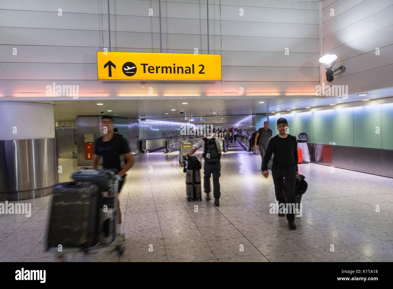 Heathrow flughafen innenraum terminal 2 neu -Fotos und -Bildmaterial in ...