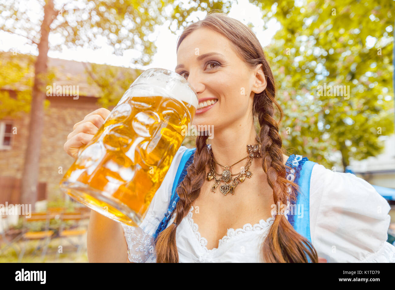 Oktoberfest dirndl -Fotos und -Bildmaterial in hoher Auflösung – Alamy