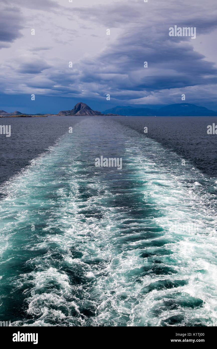 Schiffe wachen blick auf torghatten -Fotos und -Bildmaterial in hoher ...