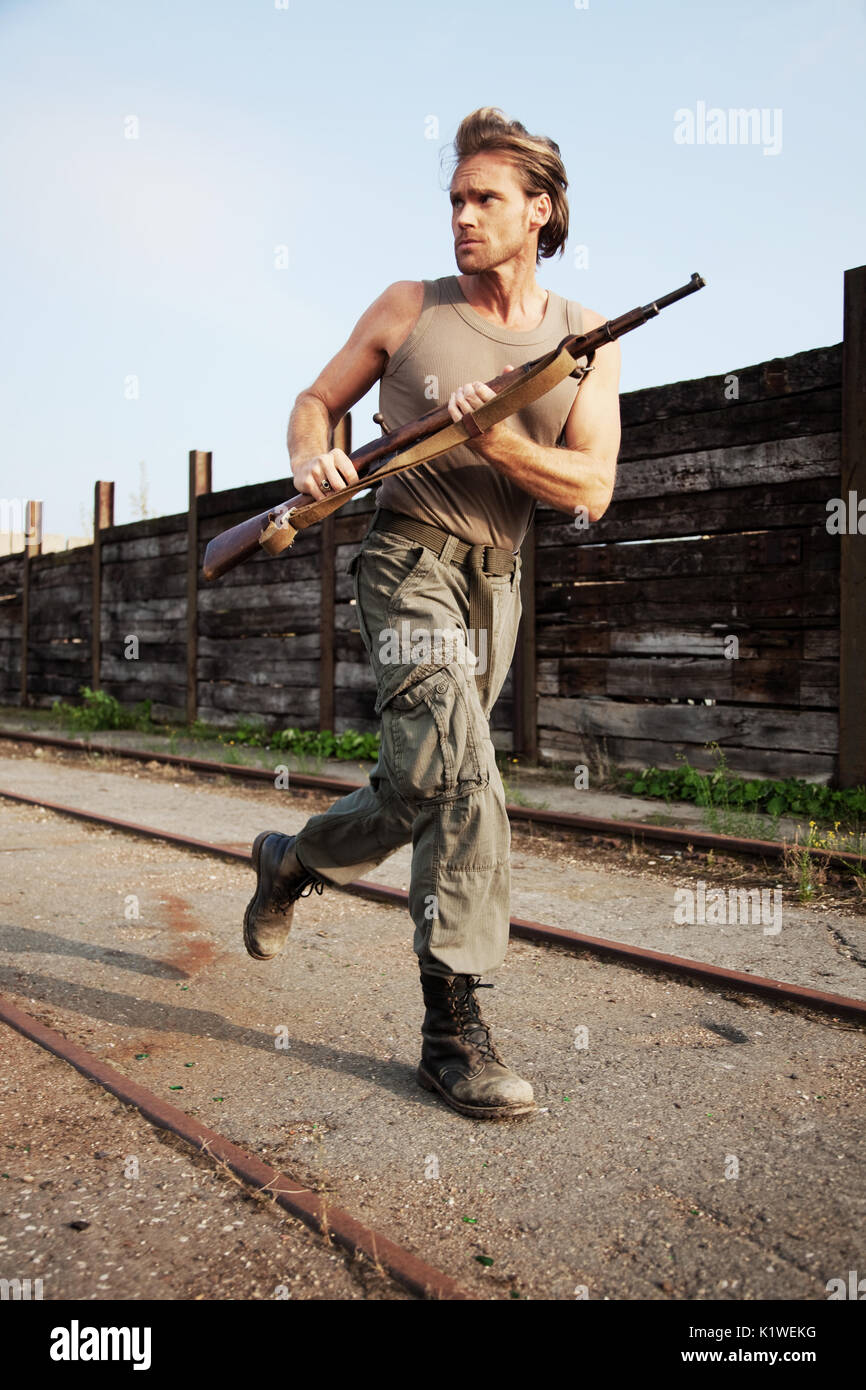 Laufen mit einer waffe Stockfotos und -bilder Kaufen - Alamy