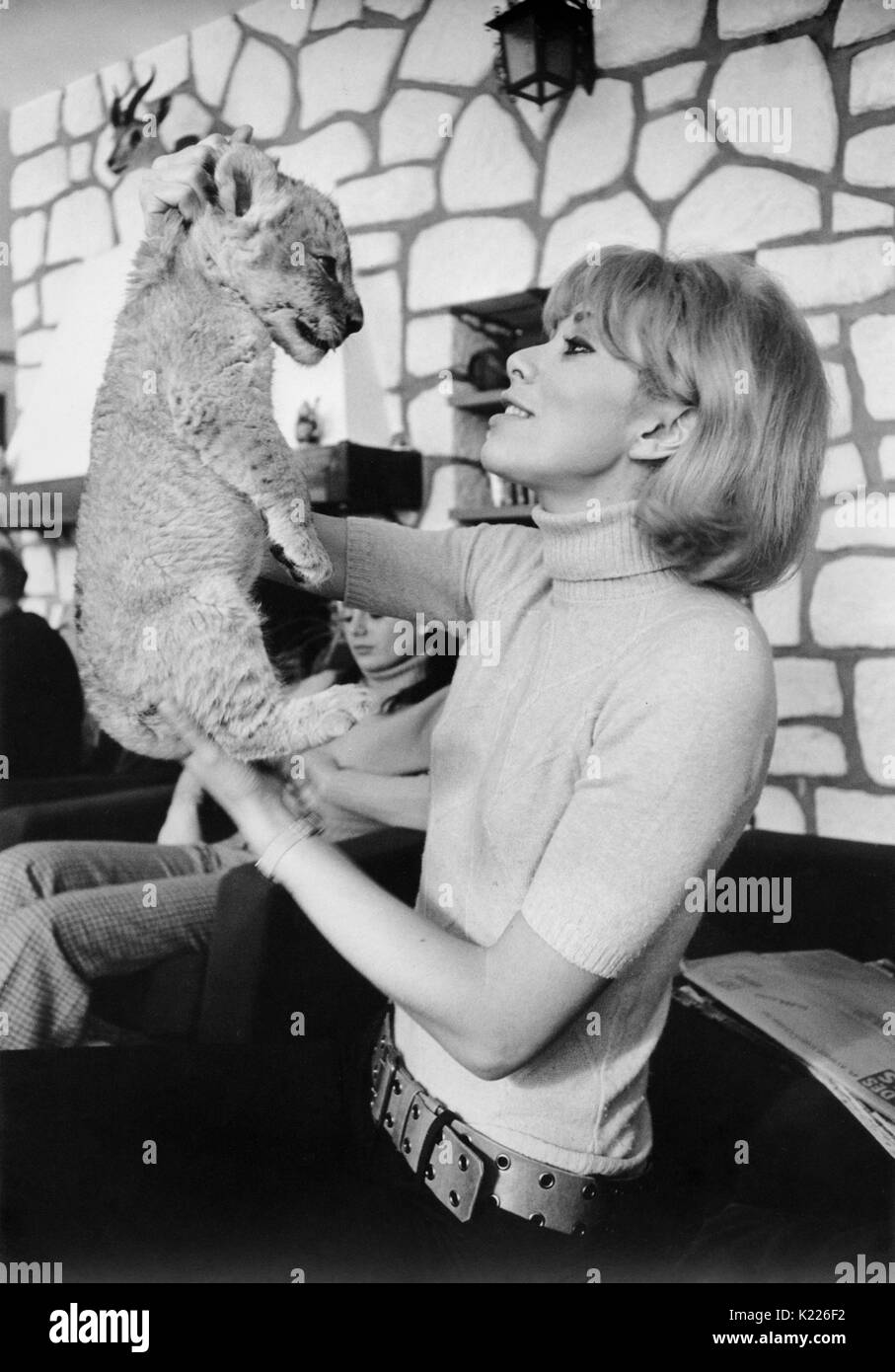 Die französische Schauspielerin Mireille Darc. c. 1968 Foto Michael Holtz Stockfotografie - Alamy