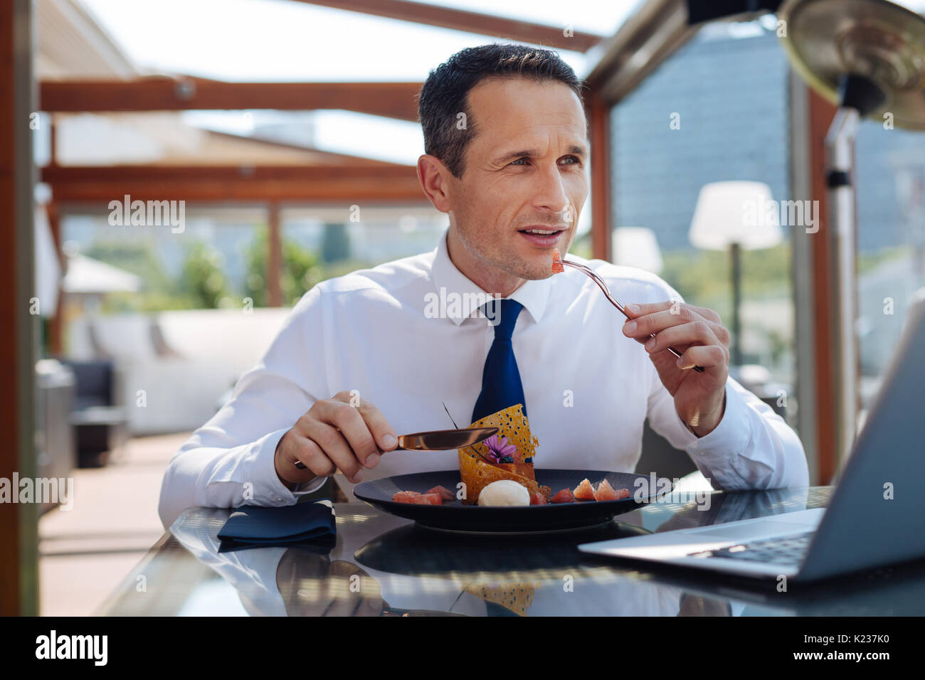 Mann isst mittagessen -Fotos und -Bildmaterial in hoher Auflösung – Alamy