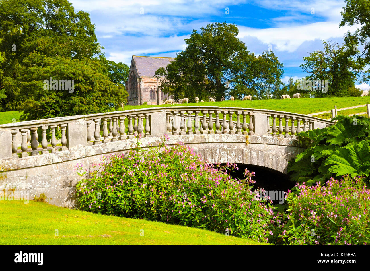 Eine pastorale Szene auf dem Gelände des Brough Hall, North Yorkshire ...