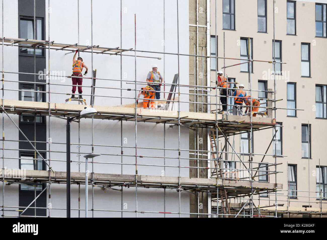 Hochhaus mit verkleidung -Fotos und -Bildmaterial in hoher Auflösung ...