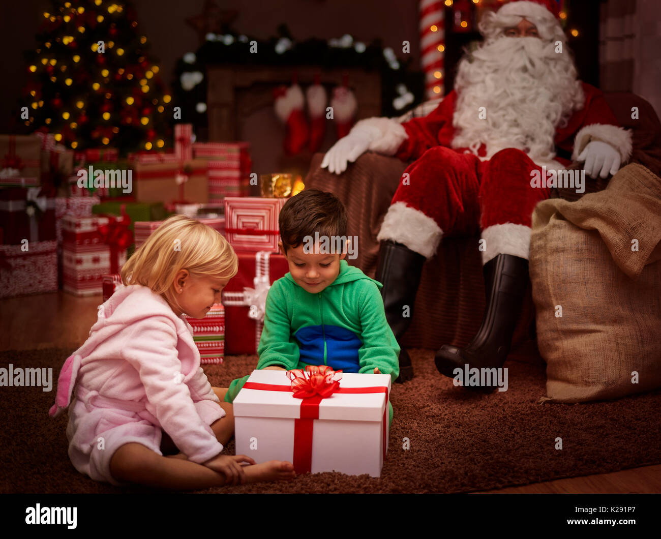 Kinder warten auf geschenke -Fotos und -Bildmaterial in hoher Auflösung ...