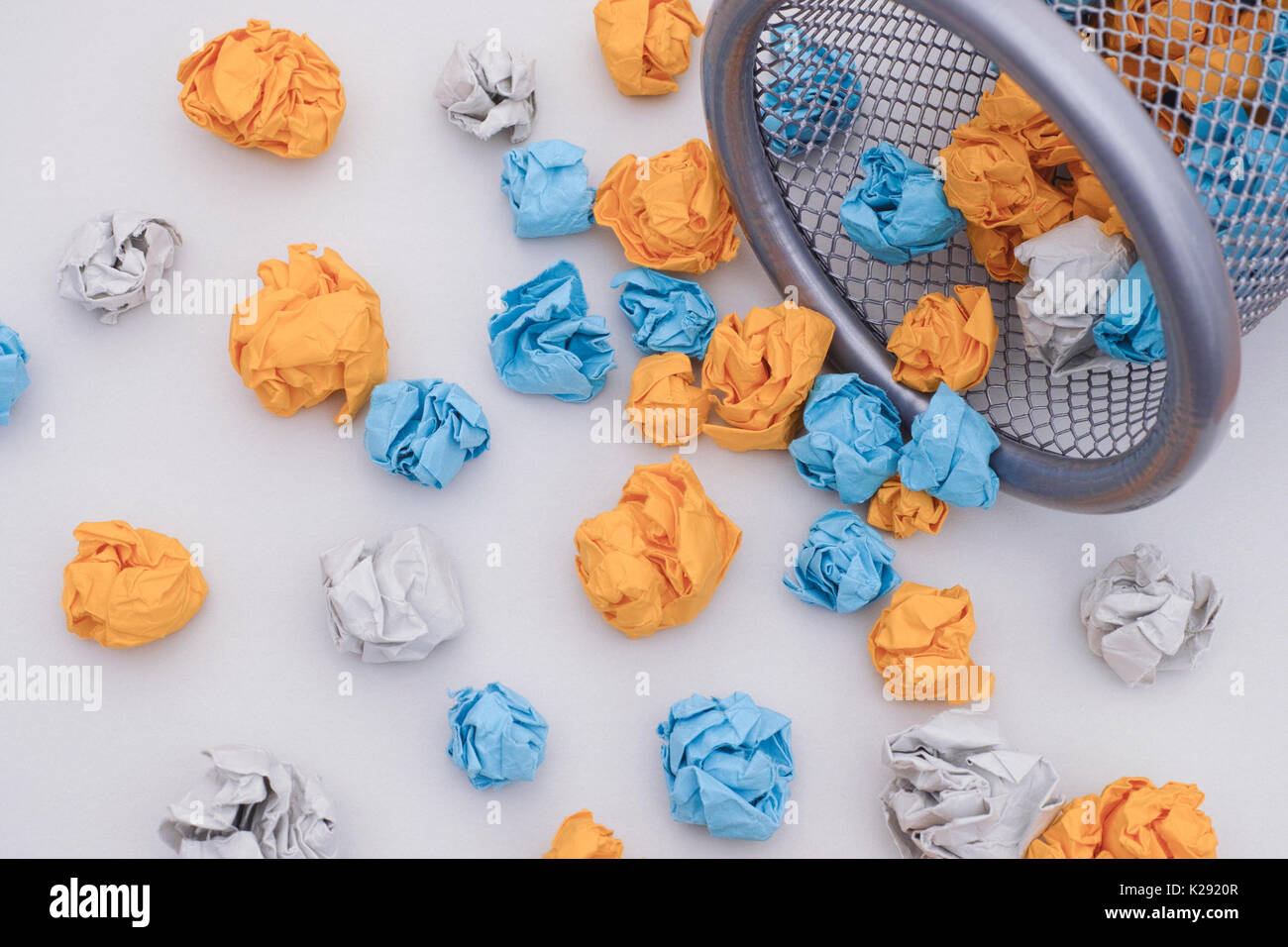 Bunte zerknittertes Papier Kugeln rollen aus einem Mülleimer. Idee ...