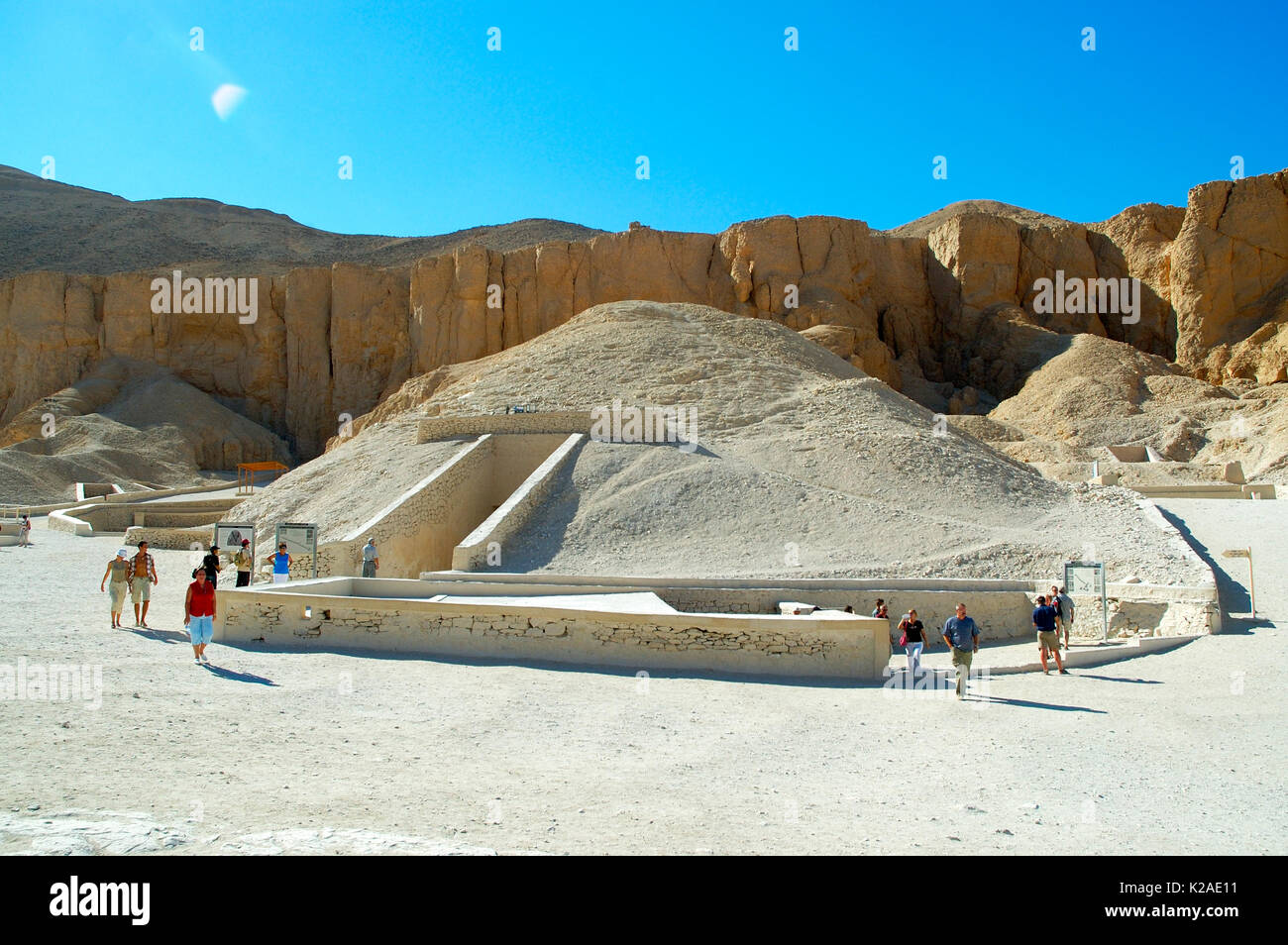Gräber im Tal der Könige. Der Eingang zum Grab von Ramses VI. und auf ...