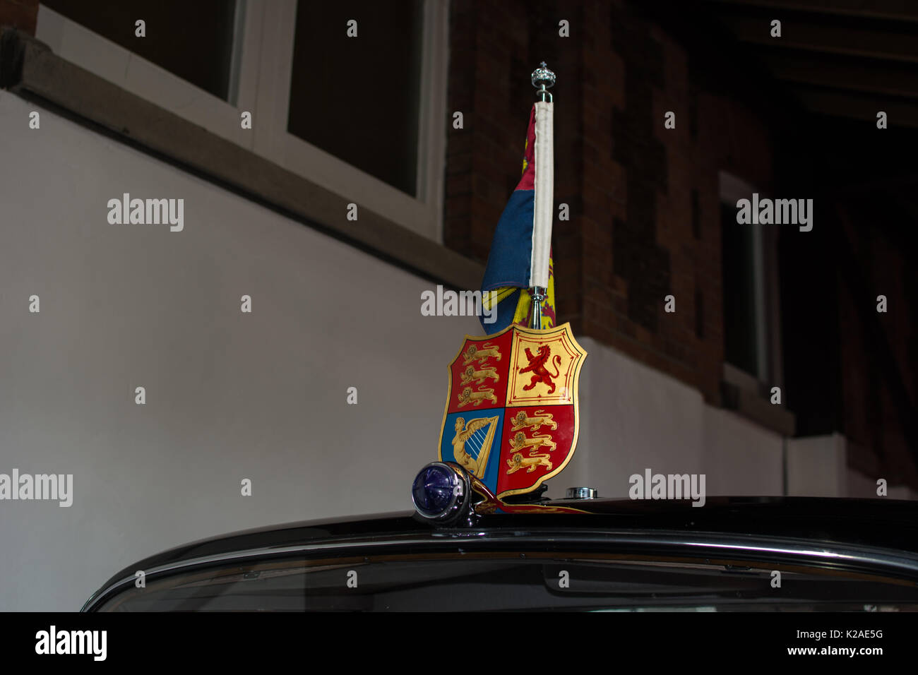 Rote Löwen und Harfe Anhänger Flagge und Schild auf Rolls Royce Auto ...