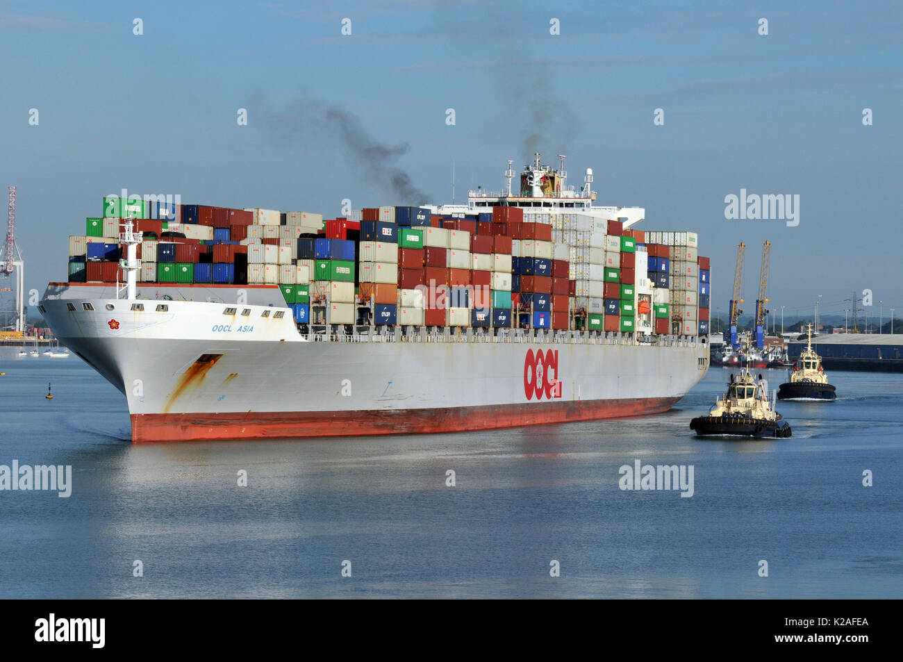Einen großen Container schiff an der Southampton Container Terminal mit ...