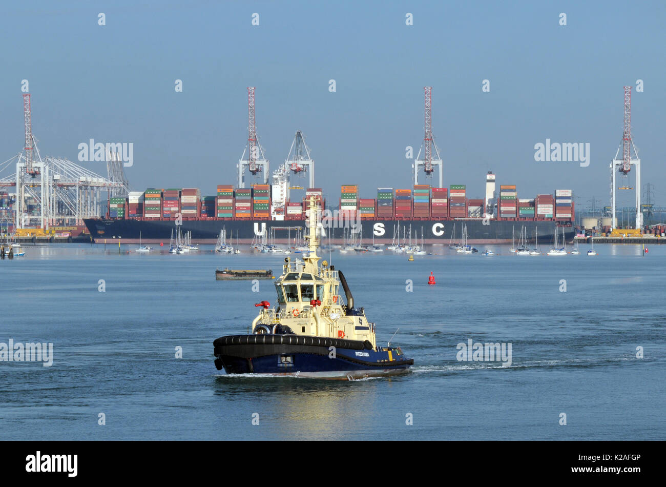 Einen großen Container schiff an der Southampton Container Terminal mit ...