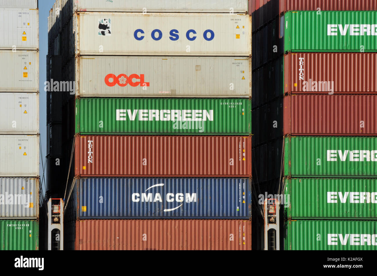 Einen großen Container schiff an der Southampton Container Terminal mit ...