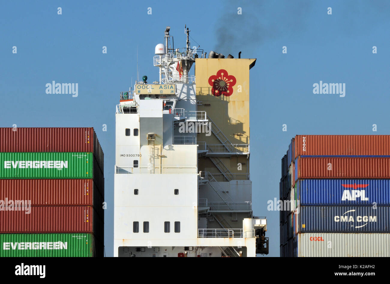 Einen großen Container schiff an der Southampton Container Terminal mit ...