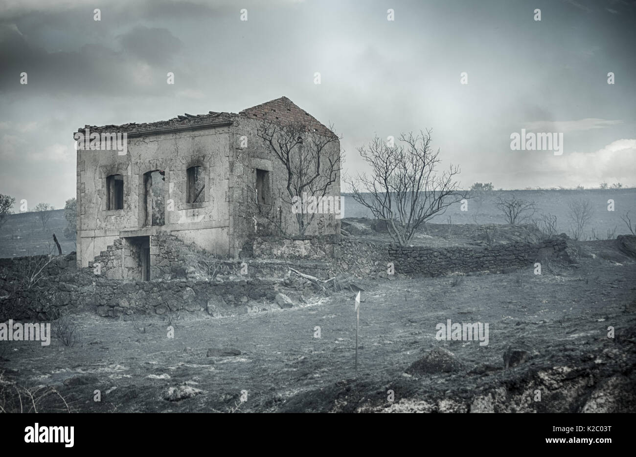 Casa quemada -Fotos und -Bildmaterial in hoher Auflösung – Alamy