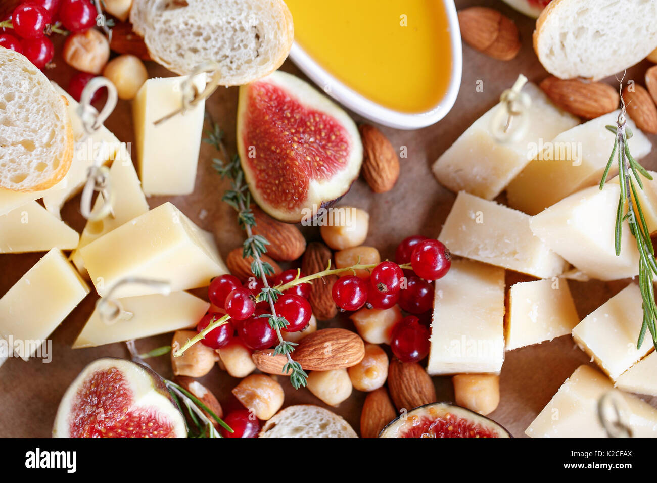 Sortiment von Käse auf Holzbrett. Snacks auf dem Buffet Stockfotografie ...