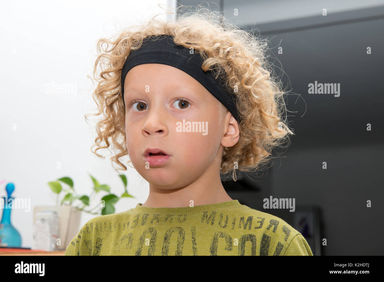 Porträt eines kleinen Jungen mit blonden und lockiges Haar ...