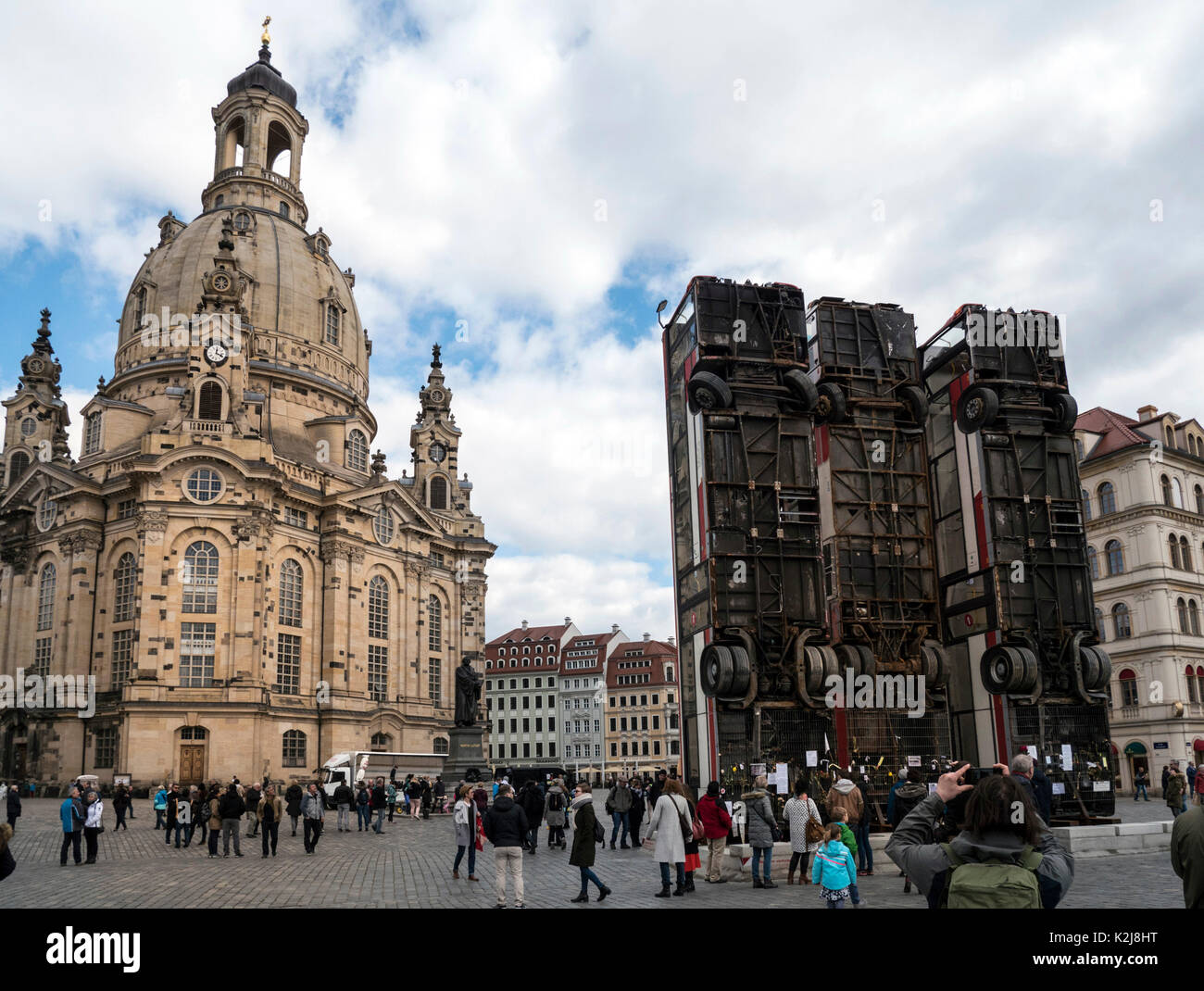 Dieses Denkmal mit drei Busse, die nach dem Krieg in Syrien erinnern ...