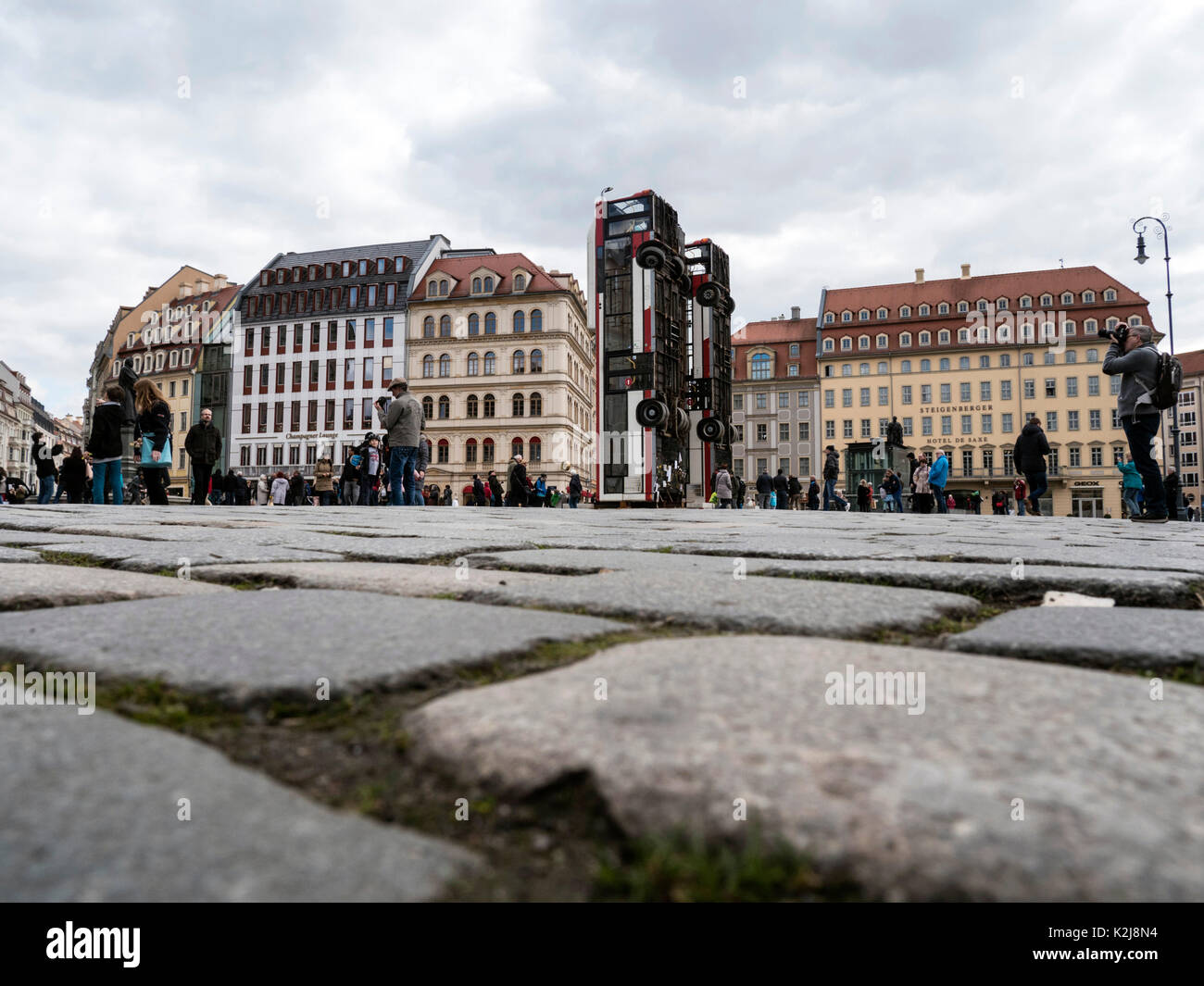 Dieses Denkmal mit drei Busse, die nach dem Krieg in Syrien erinnern ...