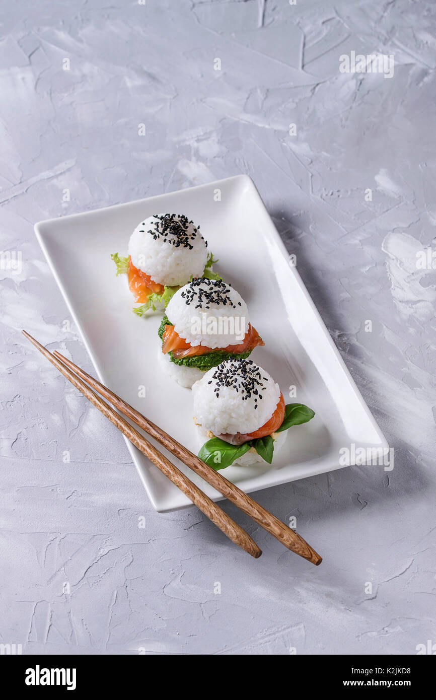 Mini Reis sushi Burger mit geräuchertem Lachs, grüner Salat und Saucen ...