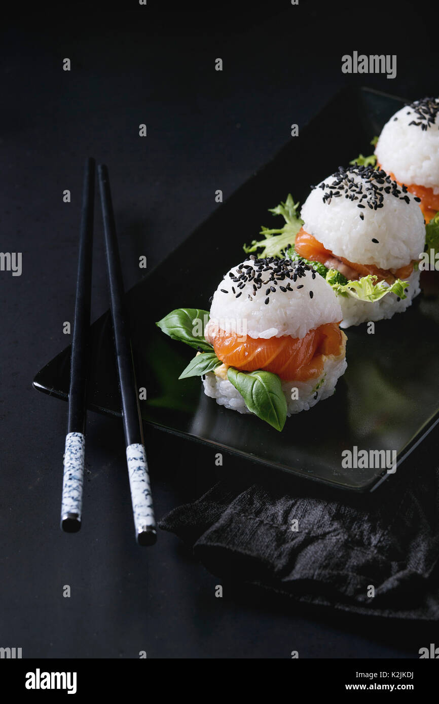 Mini Reis sushi Burger mit geräuchertem Lachs, grüner Salat und Saucen ...