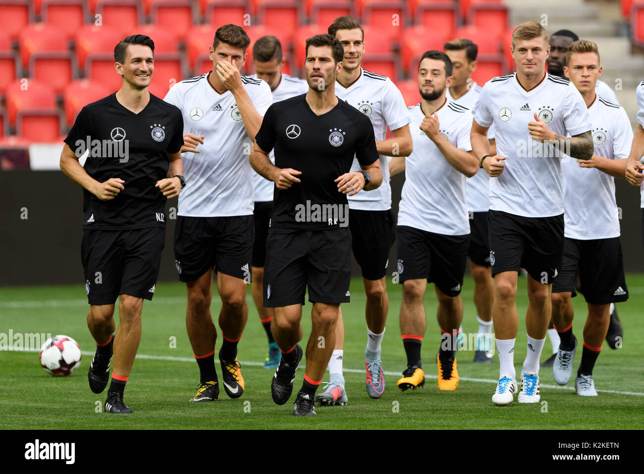 V.l. Fitnesstrainer Nicklas Dietrich (Deutschland), Mario Gomez ...